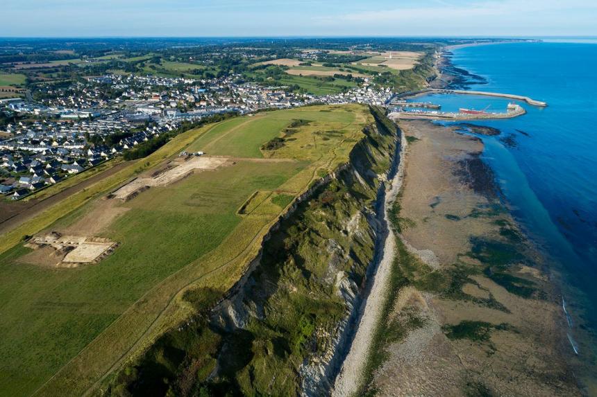 Les fouilles archéologiques du Mont Castel entre Commes et Port-en ...